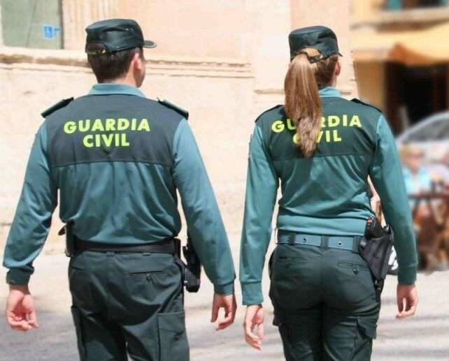 Detenidos dos vecinos en Oleiros por un delito contra la salud pública - Diario de Santiago ...